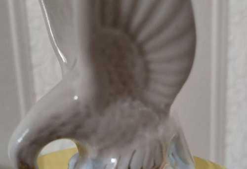 Фарфоровая статуэтка орел