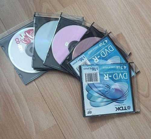 Новые чистые DVD-R и CD-RW диски и стойка