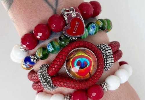 Красно-белые браслеты из кожи и натуральных камней