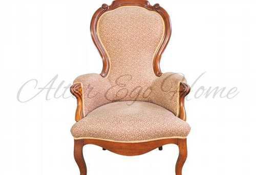 Антикварное кресло С высокой фигурной спинкой