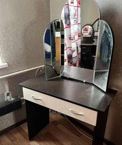 Косметический столик с зеркалом