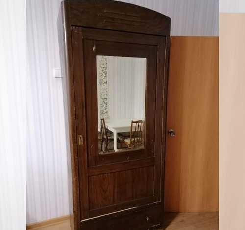 Антикварный бельевой шкаф с зеркалом