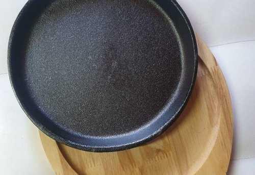 Чугунная сковорода на деревянной подставке