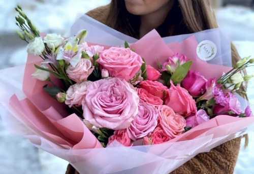 Сборный букет с розами в розовом цвете