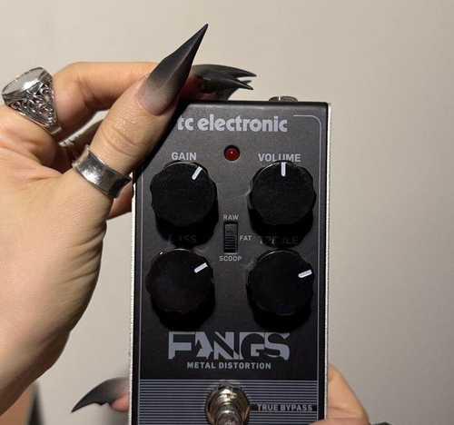 Tc Electronics Fangs distortion Гитарная педаль