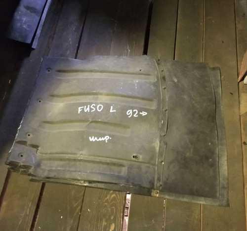 Подкрылок R/L MMC fuso fighter после 1992 года