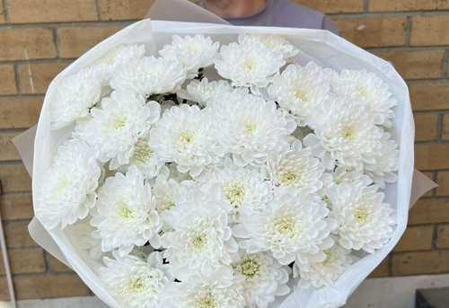 Кустовые белые хризантемы в букете