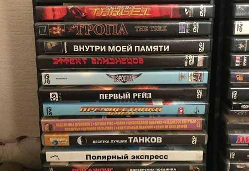 DVD-диски с фильмами (с полками под них)