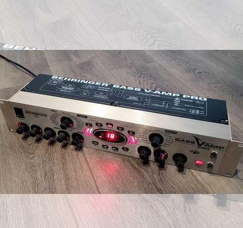 Процессор эффектов/преамп Behringer Bass V-amp Pro