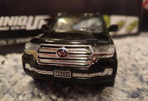 Металлическая модель Toyota Land Cruiser