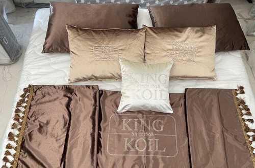 Набор king koil покрывало и 5 подушек