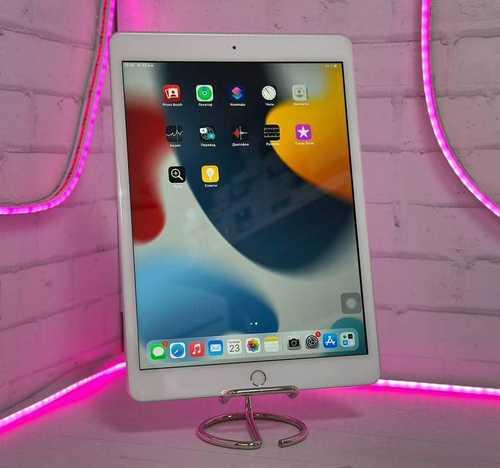 Планшет Apple iPad (8-го поколения) Wi-Fi 32 Gb