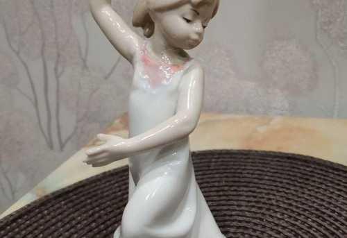 Фарфоровая статуэтка танцующая девушка