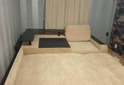 Большой угловой диван со столиком в углу