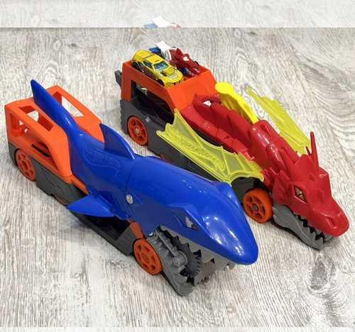 Hot wheels грузовики акула и дракон