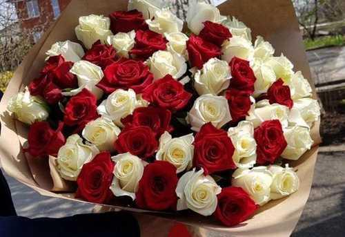 Микс-букет из 51 бело-красной розы