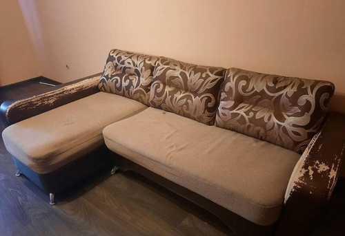 Угловой диван и плафоны