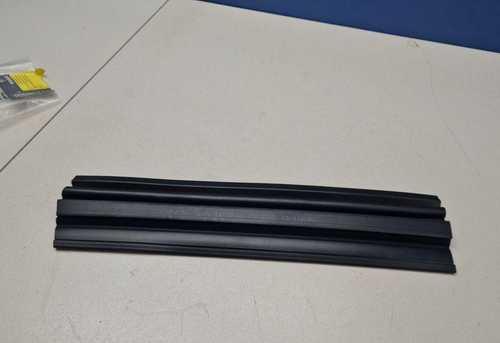 Уплотнитель Renault Scenic 2 2003-2009
