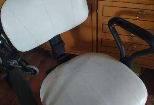Офисное кресло из натуральной кожи