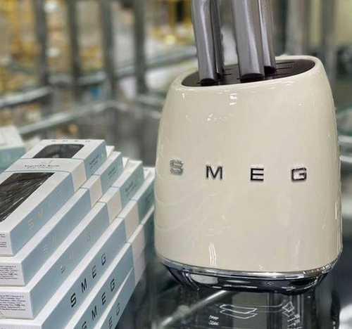 Набор кухонных ножей с подставкой smeg