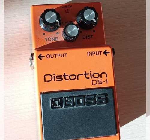 Педаль Distortion Boss DS-1