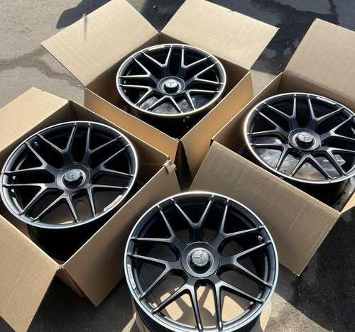 Оригинал разнoширoких R21 нa Mercedes AMG GT 63