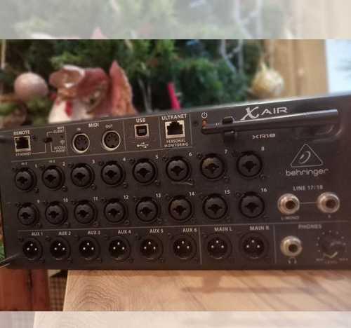 Микшерный пульт Behringer X Air XR 18