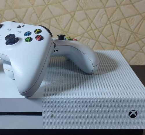 Xbox one s 1 tb 2 геймпада