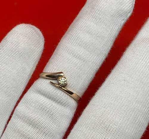 Золотое кольцо с бриллиантом размер 15,5