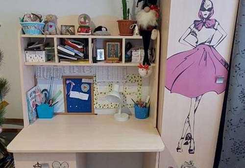 Детский письменный стол и шкаф