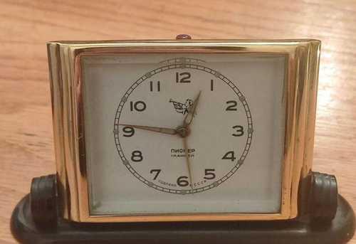 Советские настольные часы будильник Пионер
