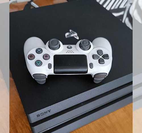 PS4 Pro 1TB с одним джойстиком