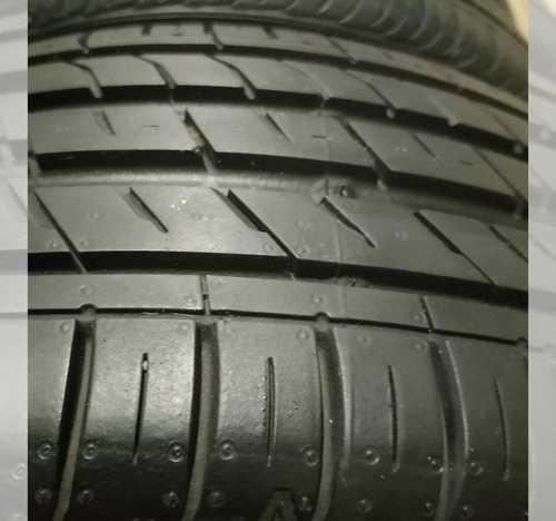 Roadstone N'Fera RU1 215/45 R17