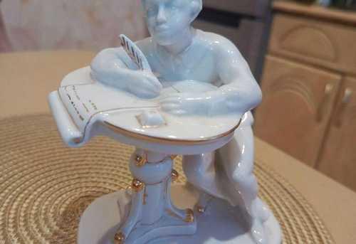 Статуэтка юный Пушкин за столом