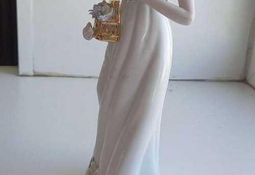 Фарфоровая статуэтка,Дама с корзинкой" 24см