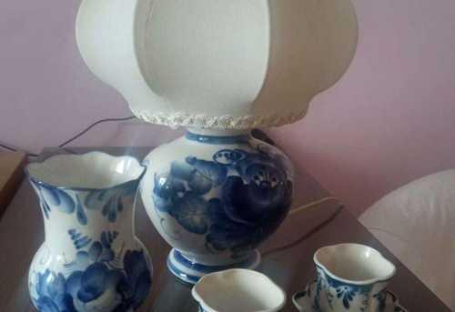 Лампа настольная и ваза с чашками Гжель