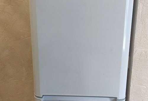 Холодильник Indesit с нижней морозильной камерой