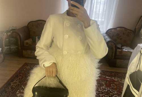 Пальто белое в стиле Chanel с натуральным мехом