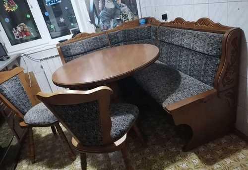 Кухонный уголок со столом и стульями