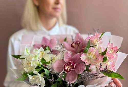 Романтичный букет с розовой орхидеей