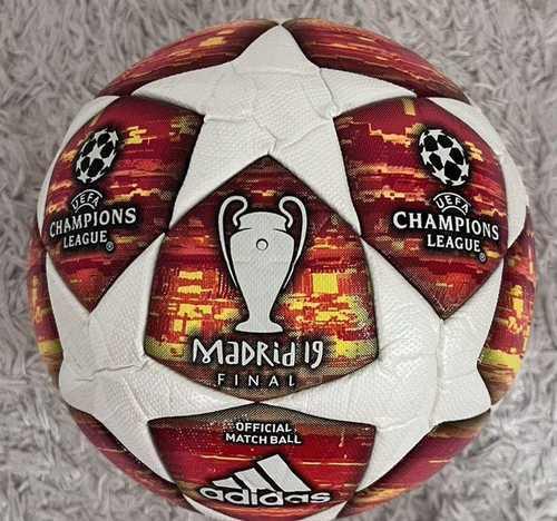 Футбольный мяч Adidas Champions League 2019