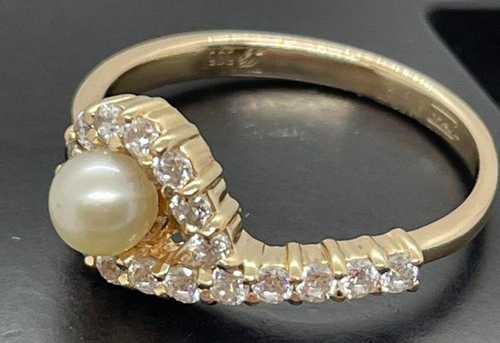 Золотое кольцо с жемчугм 585
