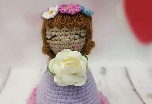 Вязанная игрушка "Девочка с цветком"