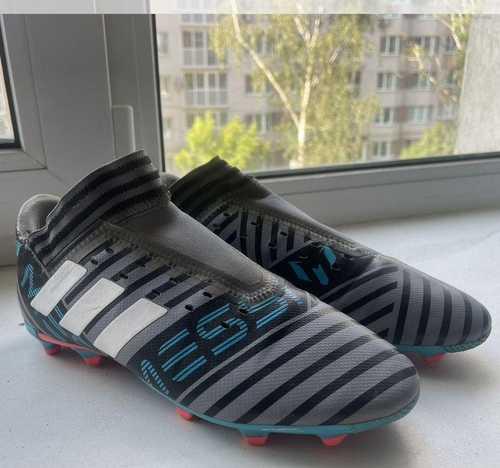 Футбольные бутсы adidas