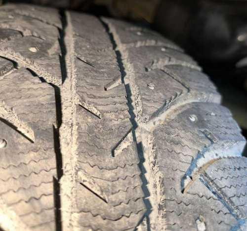 Bridgestone Ice Cruiser 7000S 215/65 R16