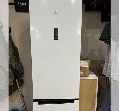 Холодильник indesit no frost df5200w