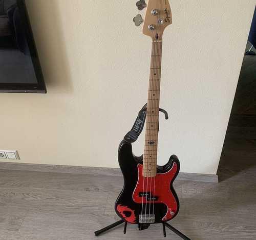 Бас гитара squier fender