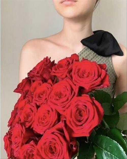 Красные розы букет Рэд Наоми пионы хризантема