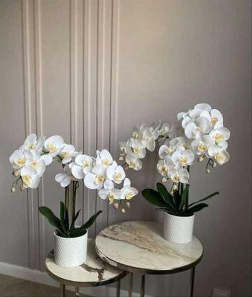 Композиция из искусственных цветов орхидей в кашпо