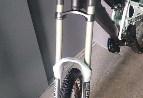 Вилка rock shox boxxer 26" 200мм